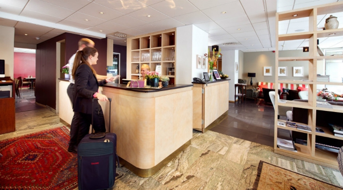 Hotel Receptionist responsibilities and duties – Escuela de ...